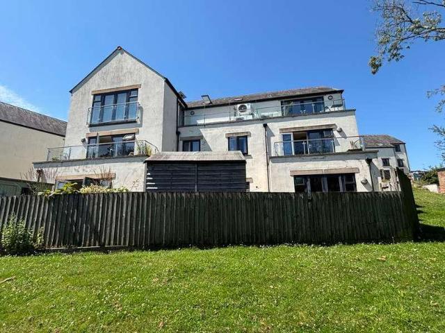 2 bed flat for sale