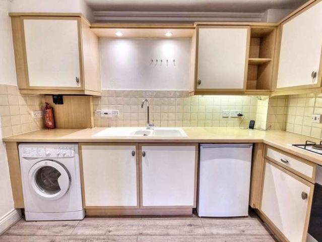 2 bed flat for sale