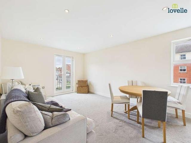 2 bed flat for sale