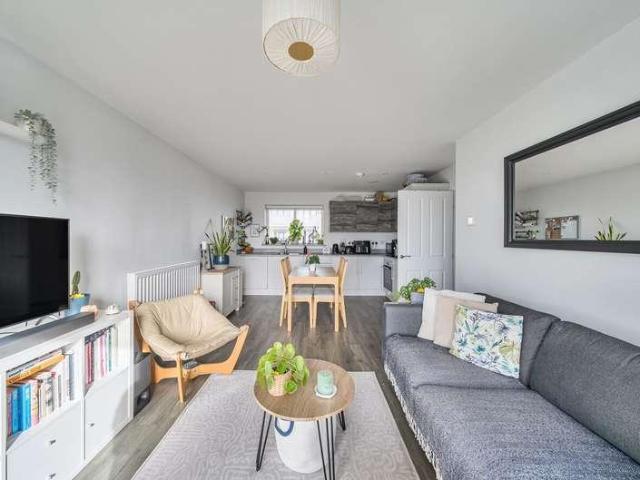 2 bed flat for sale