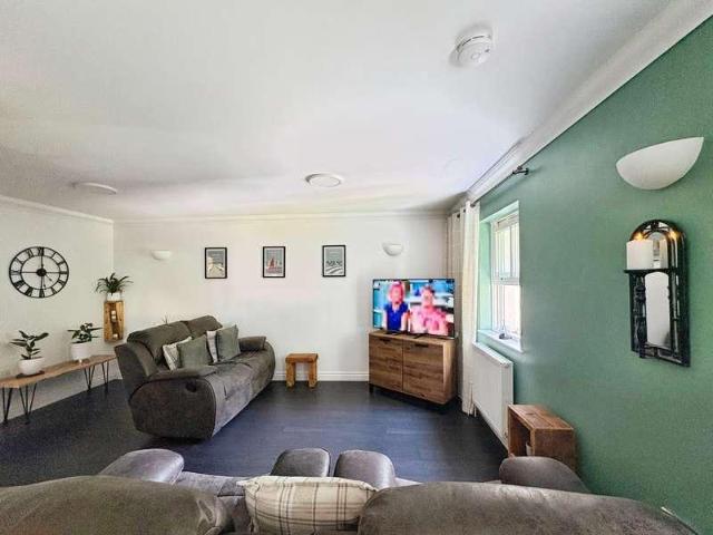 2 bed flat for sale