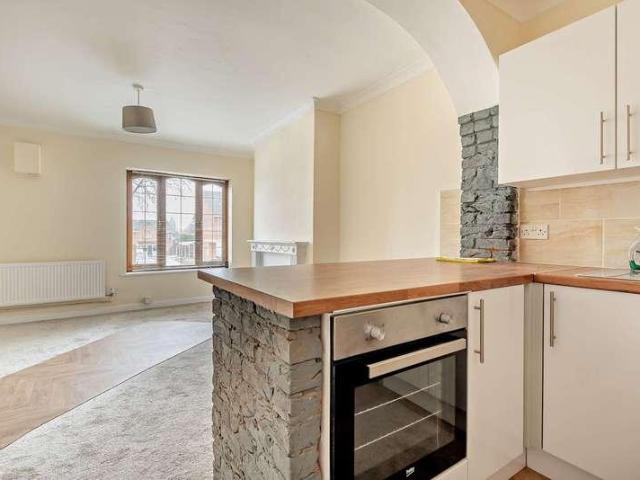 2 bed flat for sale