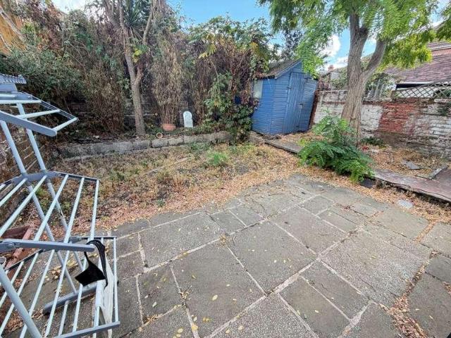 2 bed flat for sale