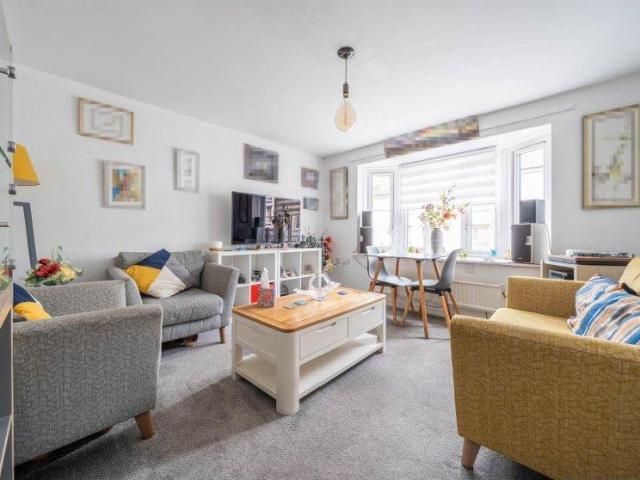 2 bed flat for sale