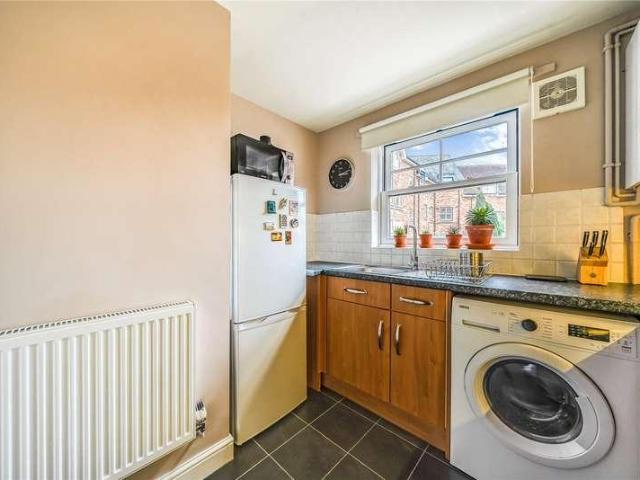 2 bed flat for sale