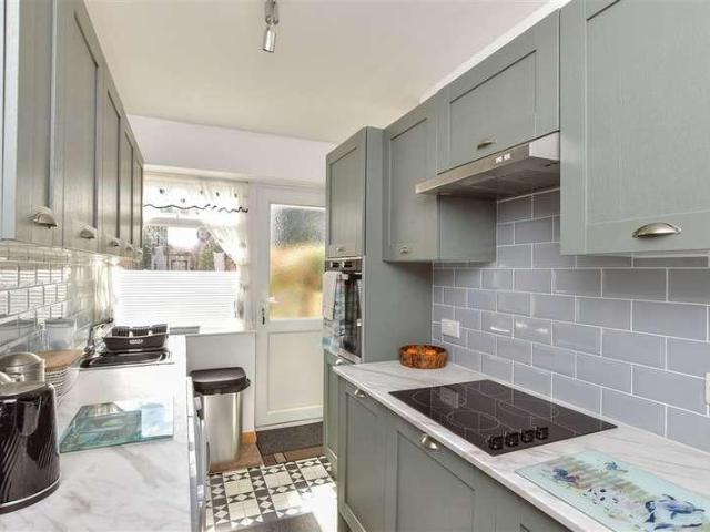 2 bed flat for sale