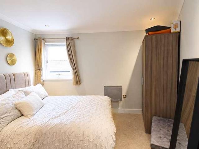2 bed flat for sale