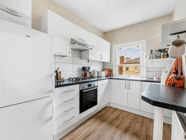 2 bed flat for sale