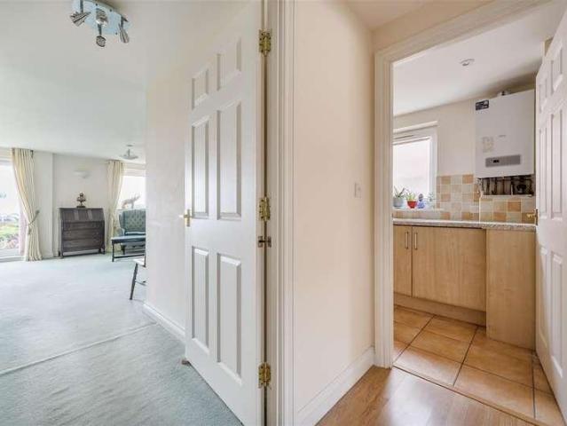 2 bed flat for sale