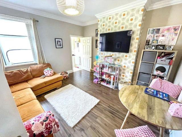 2 bed flat for sale