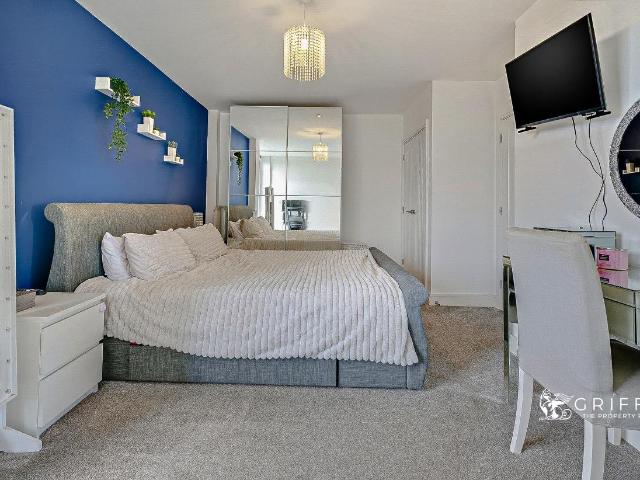 2 bed flat for sale