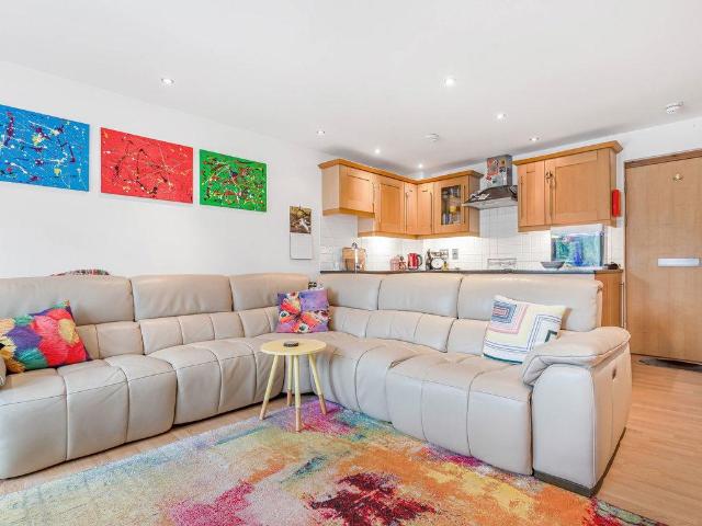 2 bed flat for sale