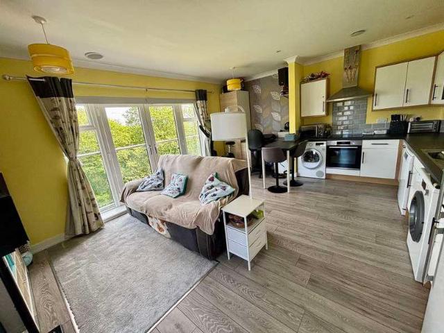 2 bed flat for sale