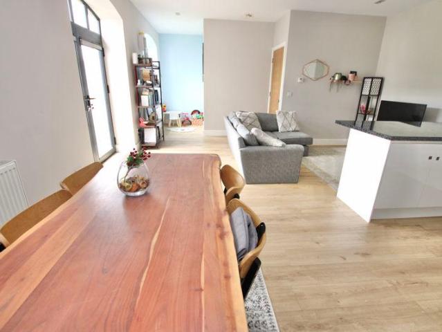 2 bed flat for sale