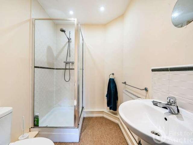 2 bed flat for sale