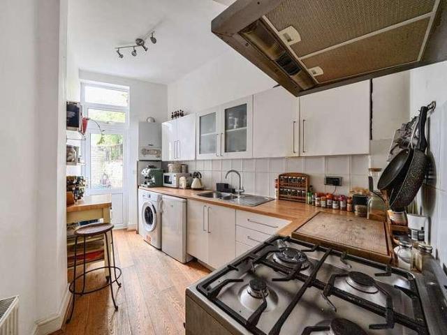 2 bed flat for sale