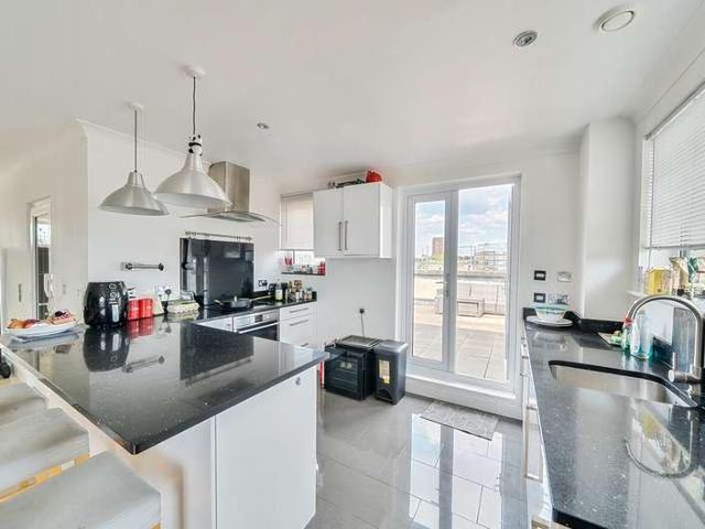 2 bed flat for sale