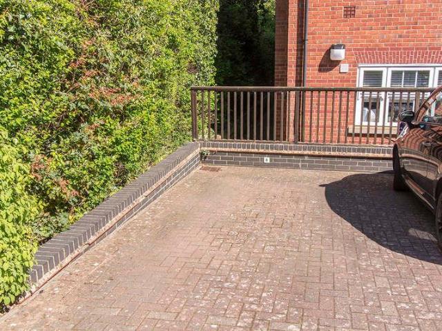2 bed flat for sale