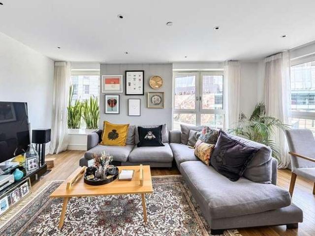 2 bed flat for sale