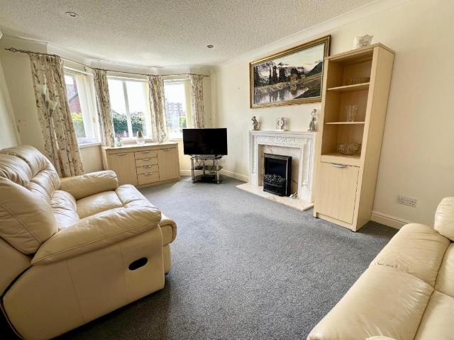 2 bed flat for sale