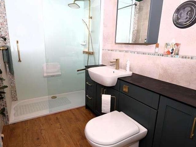 2 bed flat for sale
