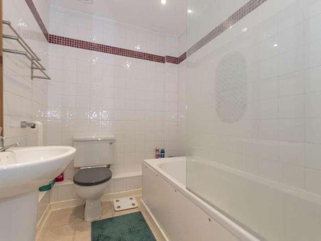 2 bed flat for sale