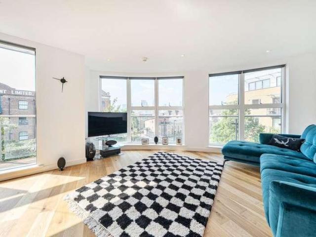 2 bed flat for sale