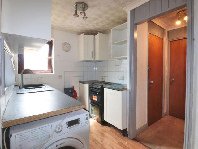 2 bed flat for sale
