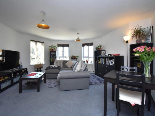 2 bed flat for sale