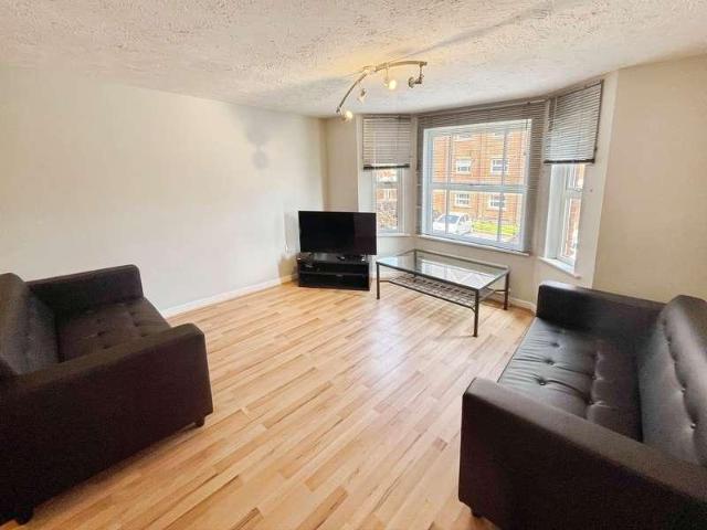 2 bed flat for sale