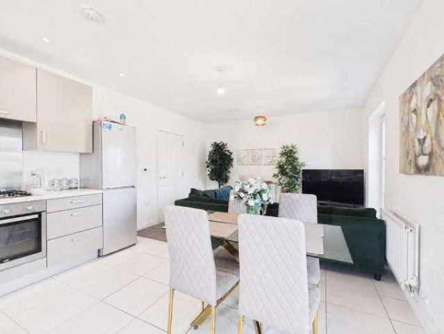 2 bed flat for sale