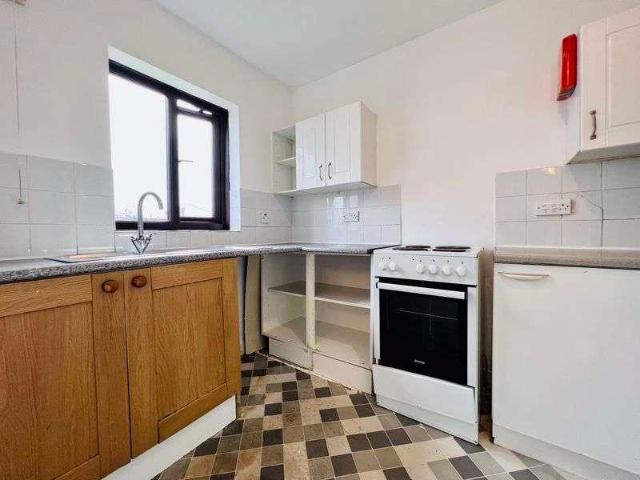 2 bed flat for sale