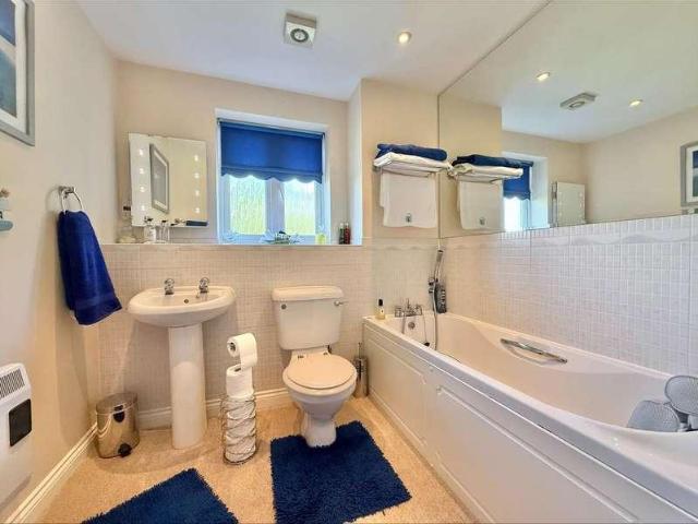2 bed flat for sale