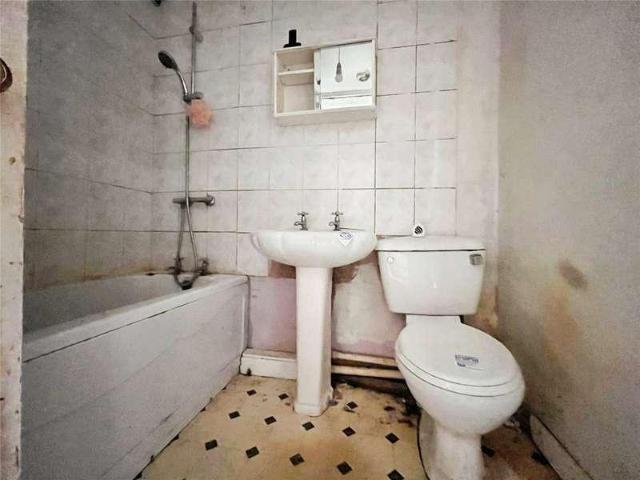 2 bed flat for sale
