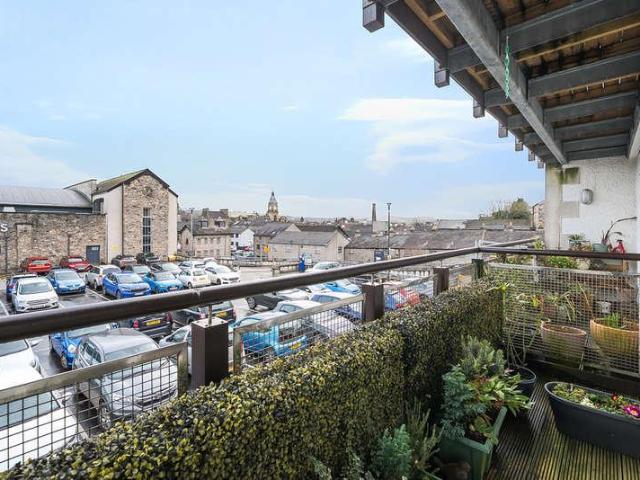 2 bed flat for sale