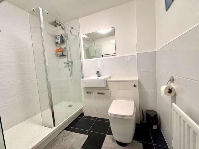 2 bed flat for sale