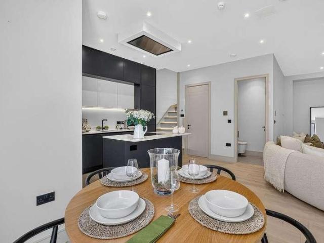 2 bed flat for sale