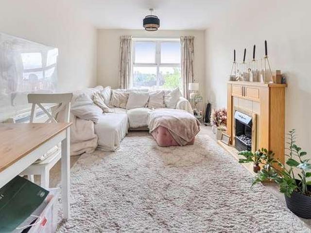 2 bed flat for sale