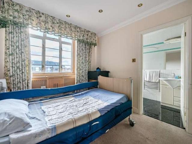 2 bed flat for sale