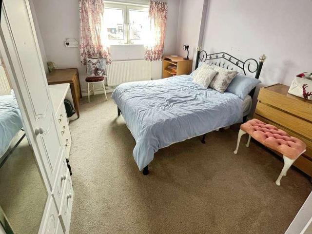 2 bed flat for sale