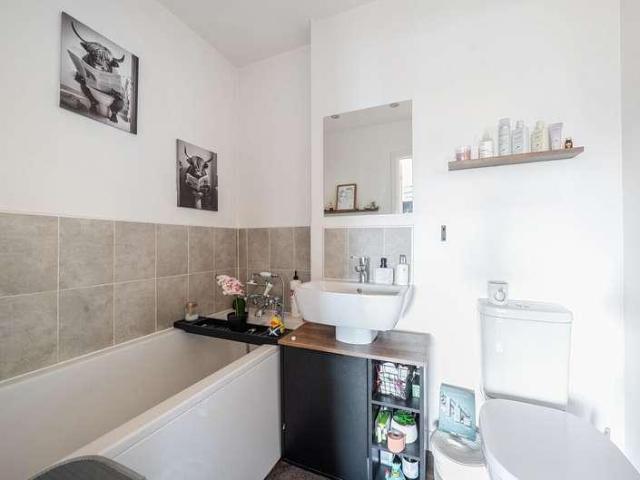 2 bed flat for sale