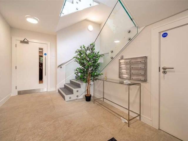 2 bed flat for sale