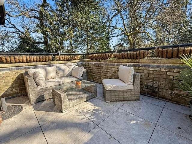 2 bed flat for sale
