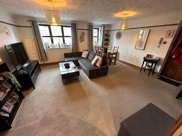 2 bed flat for sale