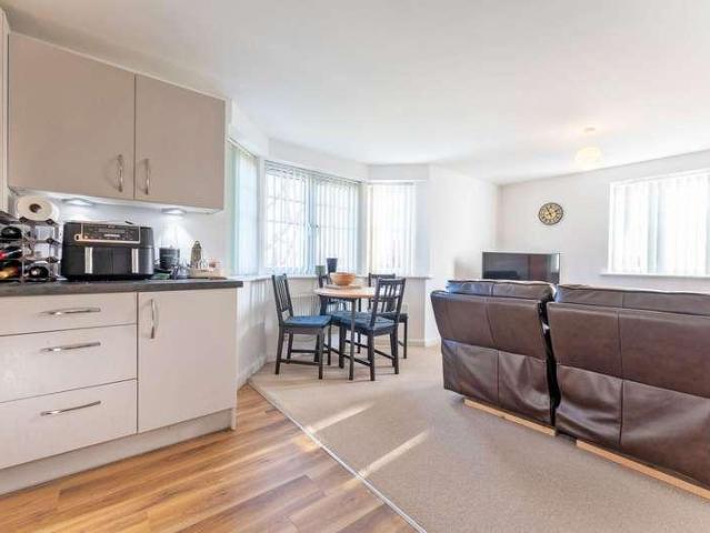 2 bed flat for sale