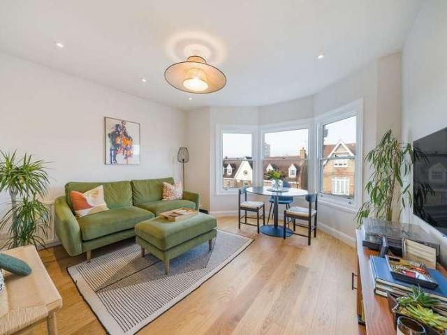 2 bed flat for sale