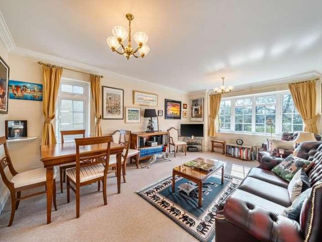 2 bed flat for sale