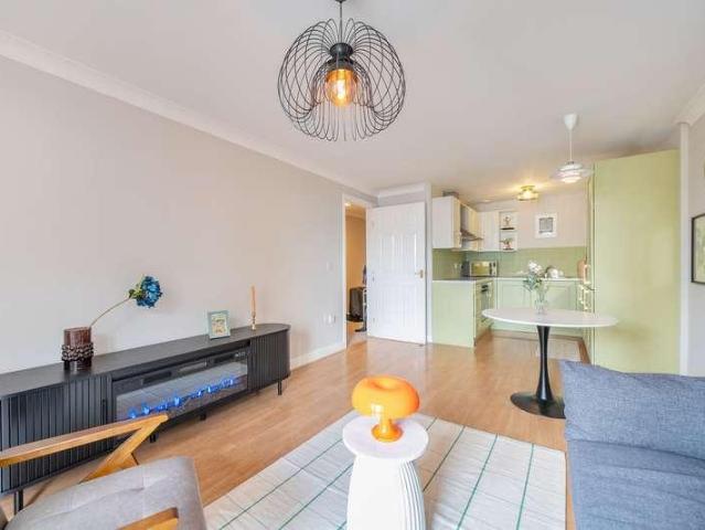 2 bed flat for sale