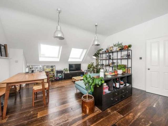 2 bed flat for sale