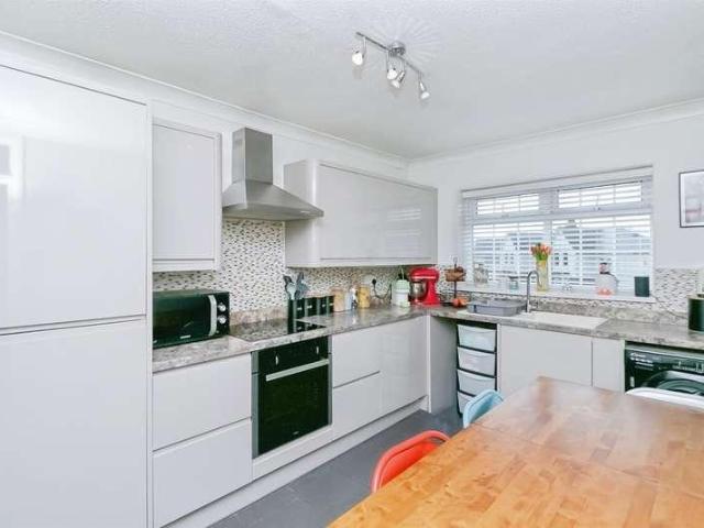 2 bed flat for sale